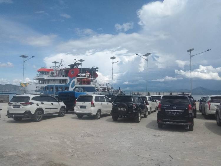 Libur Paskah, Kendaraan Bermotor Gunakan Kapal Penyeberangan Balige ...