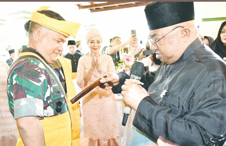 Sambut HUT TNI, MABMI Pakaikan Busana Lengkap Melayu pada Pangdam I/BB ...