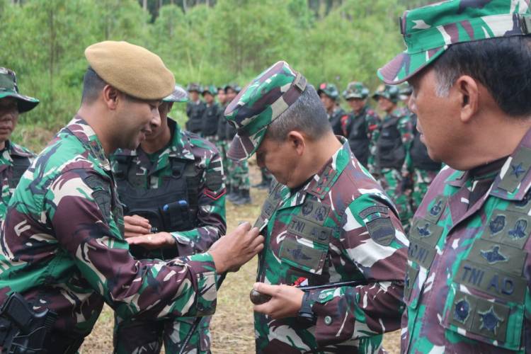 Pangdam I/BB Terima Brevet Kehormatan Penembak Meriam Armed TNI AD