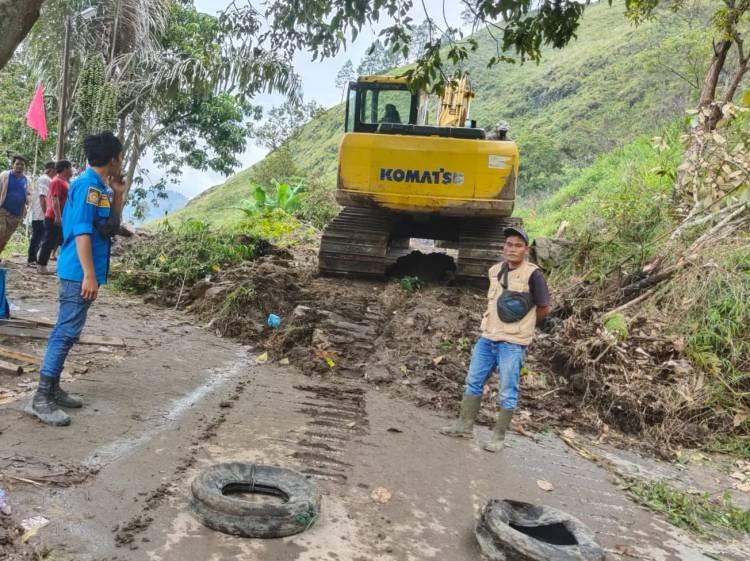 BPBD Turunkan Alat Berat Singkirkan Material Longsor di Haranggaol BPBD Turunkan Alat Berat Singkirkan Material Longsor di Haranggaol