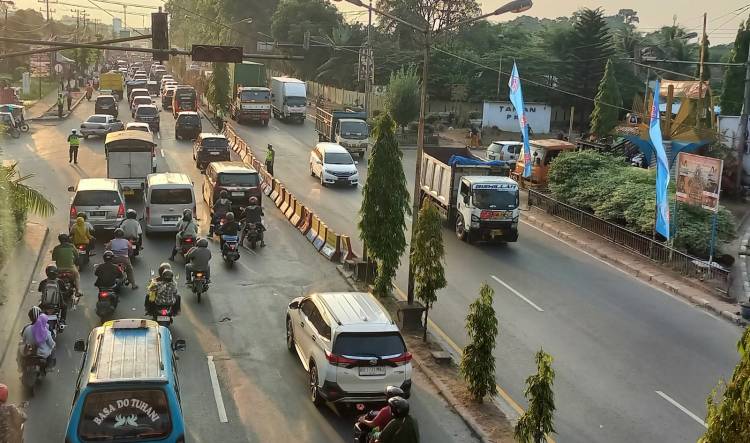 Truk Mulai Melintas, Kendaraan “Merayap” di Simpang Kayubesar Tanjungmorawa